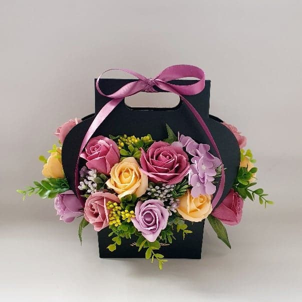 Aranjament flori de sapun in gentuta-inima-roz, mov si somon (cod 1395)