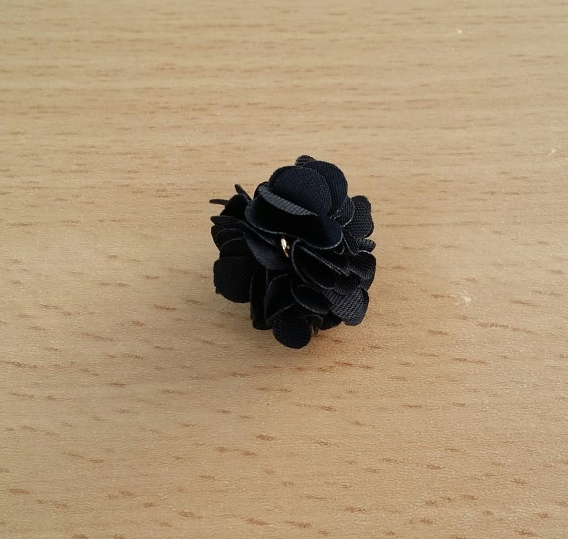Flori din material textil-negru