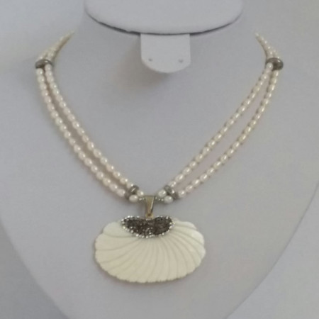 Colier din perle de cultura si pandantiv cu rhinestone din sidef
